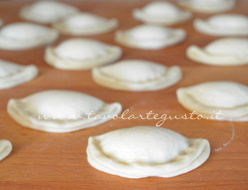 Focaccine ripiene di stracchino - Ricetta Focaccine ripiene