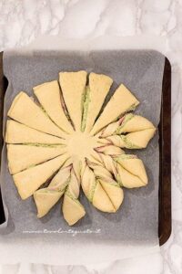Fiore di brioche salato (Torta salata a forma di fiore) di Tavolartegusto