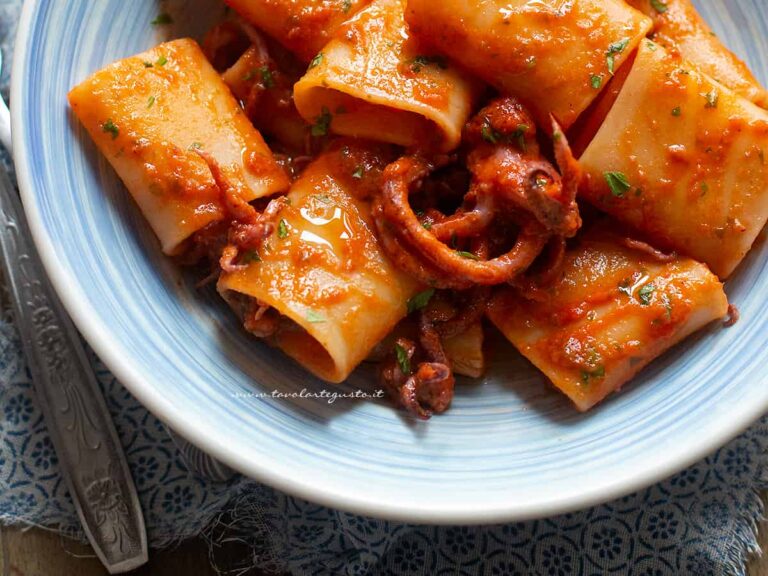 Pasta con calamari al sugo (Ricetta veloce e golosissima!)