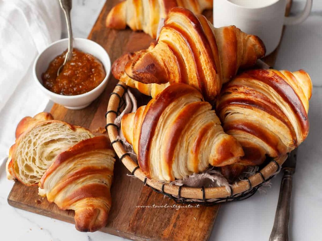 Croissant: la Ricetta originale passo passo per fare i Croissant francesi