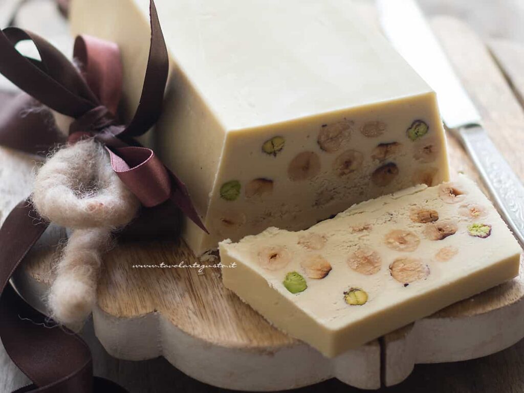 Torrone al cioccolato bianco (morbido e squisito) Ricetta facile