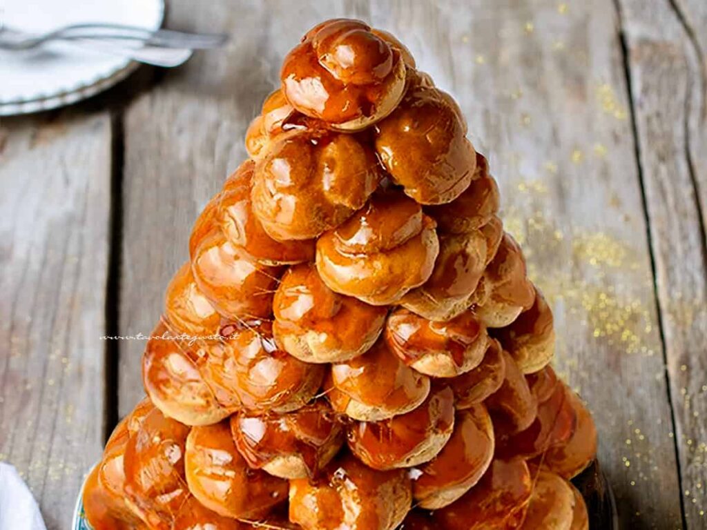 Croquembouche: la Ricetta originale della piramide di Bignè al caramello