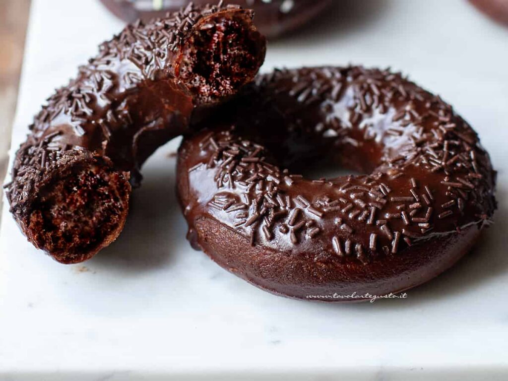 Donuts al cioccolato, soffici e golosissimi! (fritti o al forno)