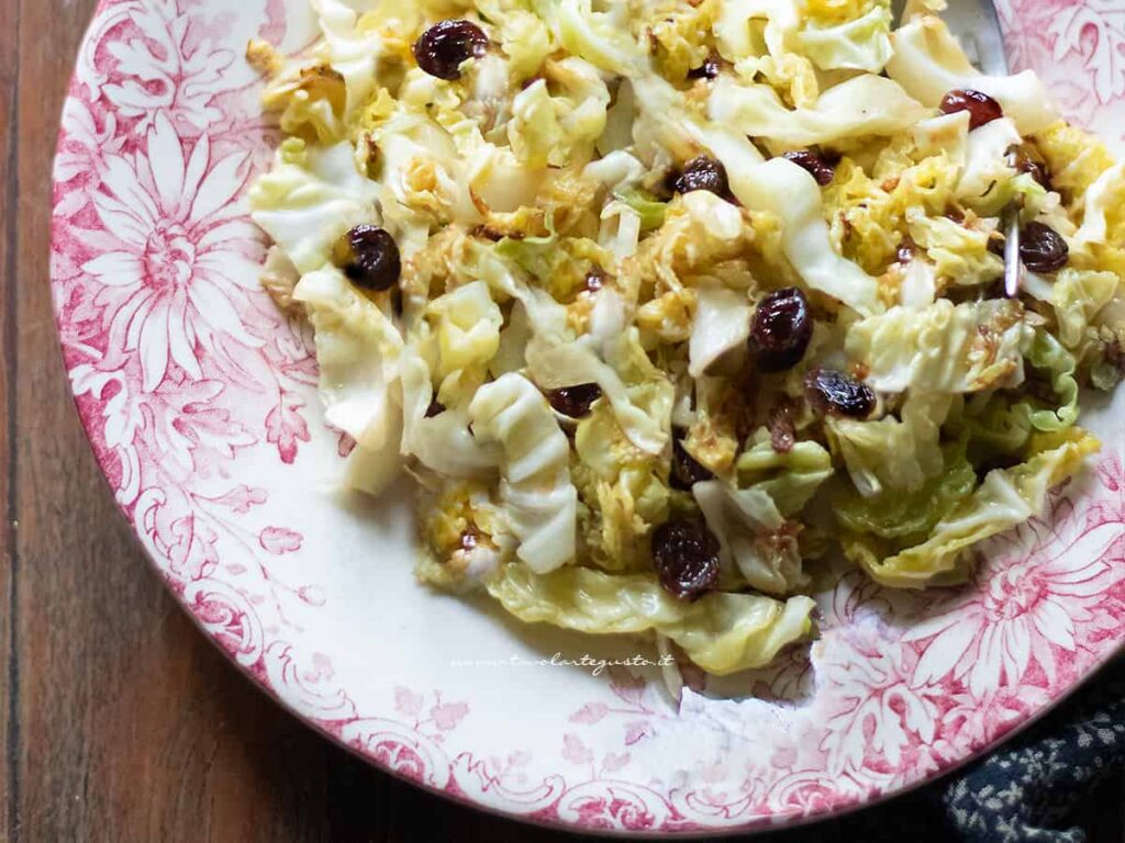 Verza in padella (veloce, gustosa e light) Ricetta in 15 minuti e varianti!