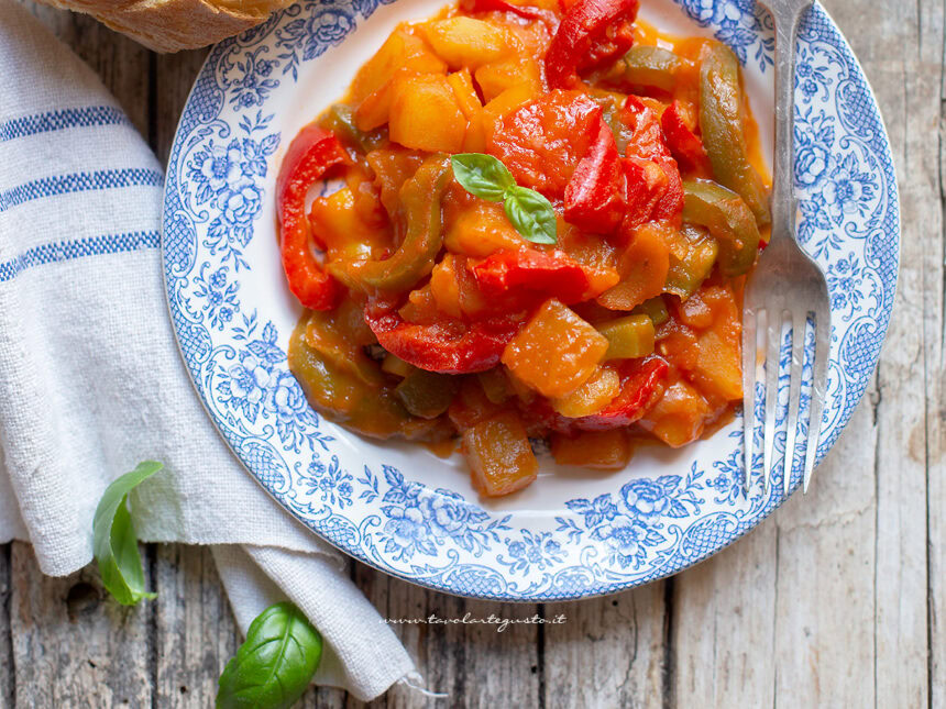Peperonata con patate (saporita e facilissima)