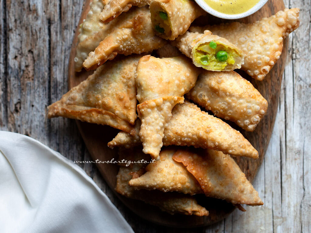 Samosa: Ricetta originale con foto passo passo - Tavolartegusto
