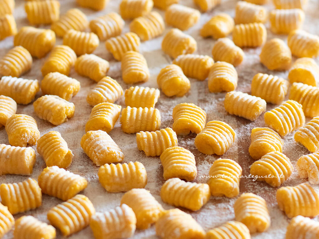 Gnocchi di zucca (Ricetta base e 6 Condimenti) di Tavolartegusto