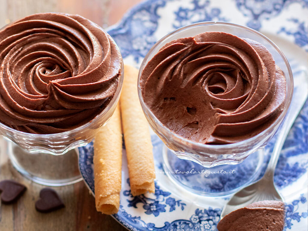 Mousse al cioccolato (2 ingredienti) - Ricetta di Tavolartegusto